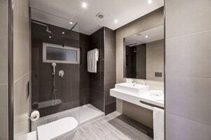 Apartamento Premium, 2 quartos, 2 casas de banho | Casa de banho | Um secador de cabelo, toalhas fornecidas, champô, papel higiénico