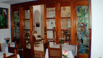 Café da manhã com pratos da culinária local grátis todos os dias