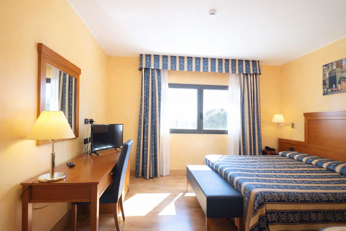 Quarto Triplo | Roupa de alta qualidade, minibar, cofre no quarto, secretária 