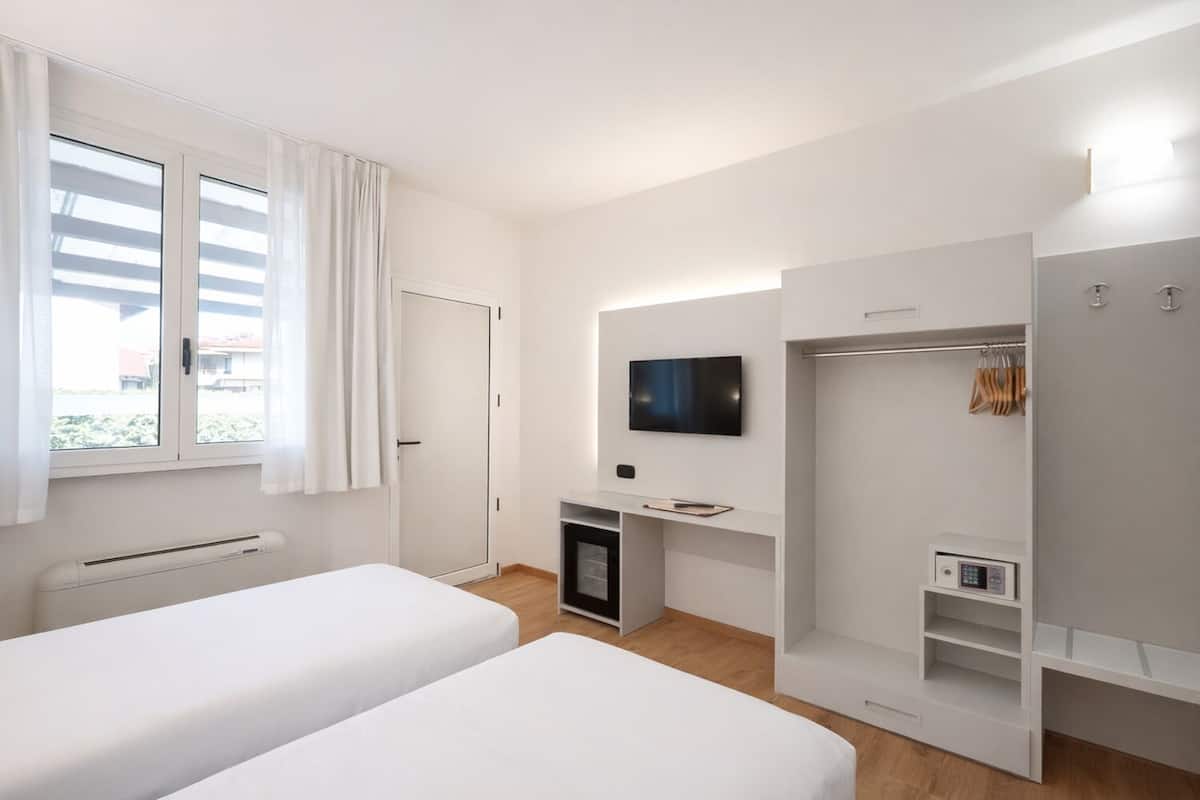 Quarto Duplo ou Twin Superior | Roupa de alta qualidade, minibar, cofre no quarto, secretária 
