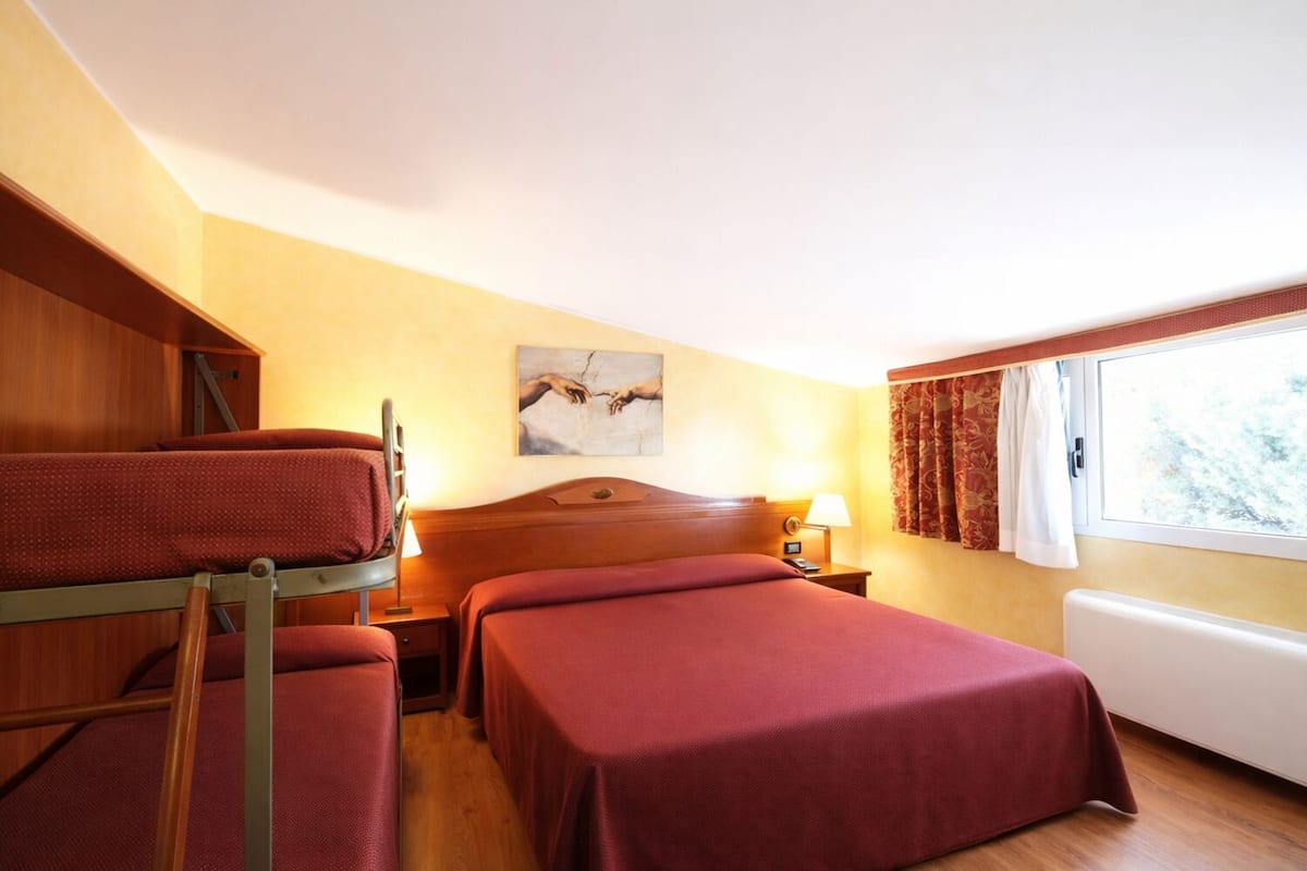 Quarto Quádruplo | Roupa de alta qualidade, minibar, cofre no quarto, secretária 