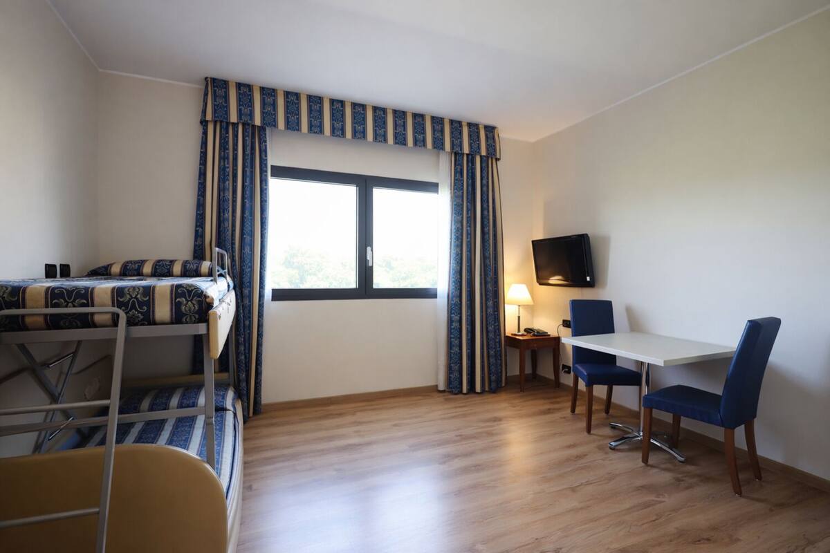 Estúdio (daily cleaning not included) | Roupa de alta qualidade, minibar, cofre no quarto, secretária 