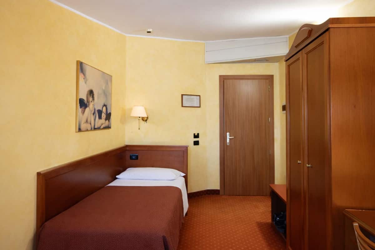 Quarto Individual | Roupa de alta qualidade, minibar, cofre no quarto, secretária 