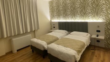 Quarto Twin | Roupa de alta qualidade, minibar, cofre no quarto, secretária