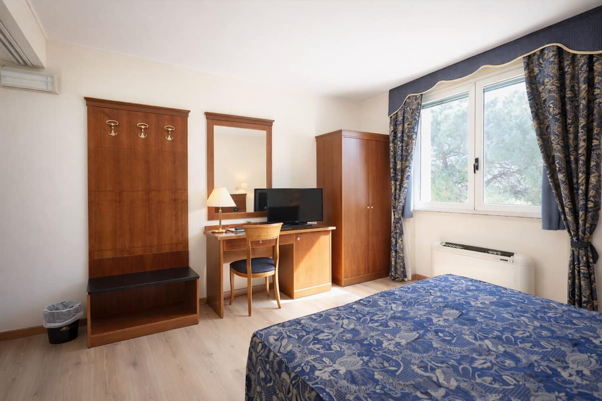 Quarto Clássico | Roupa de alta qualidade, minibar, cofre no quarto, secretária 