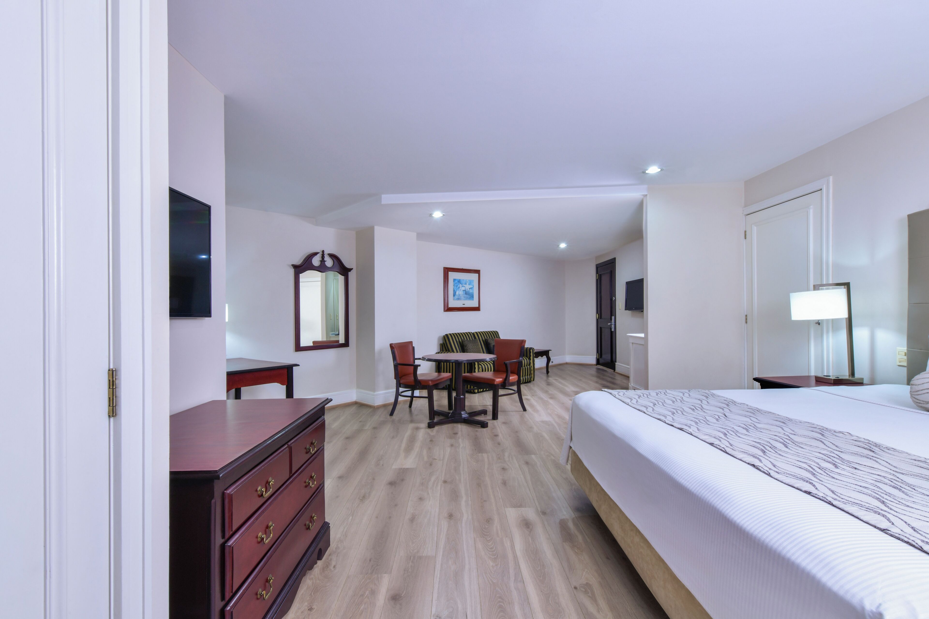 Quarto Júnior | Cofre no quarto, secretária 