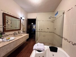 Quarto Deluxe | Casa de banho | Um polibã e uma banheira separados, um chuveiro fixo