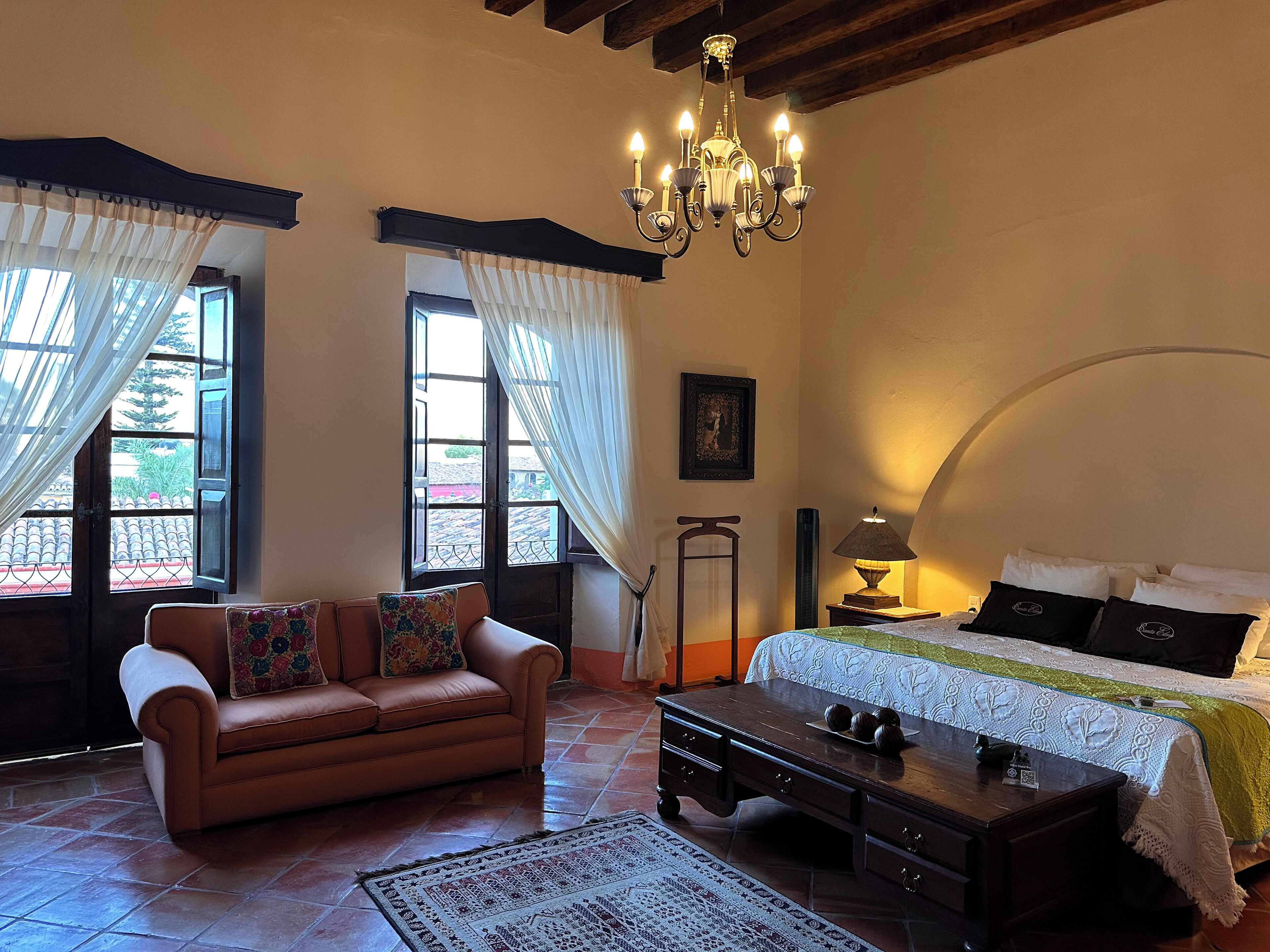 Quarto superior | Cofres nos quartos, ferros/tábuas de passar roupa, Wi-Fi de cortesia