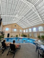 Piscina interior, espreguiçadeiras 