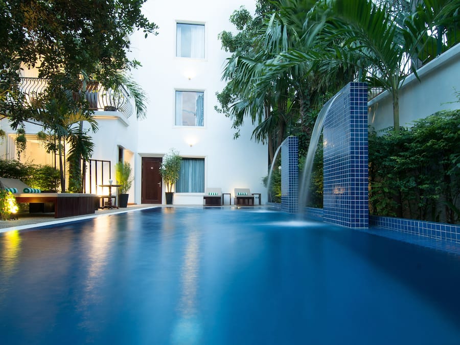 2 piscinas exteriores, guarda-sóis, espreguiçadeiras