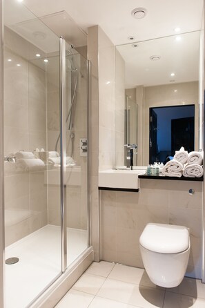 Quarto Executivo | Casa de banho | Produtos de higiene exclusivos, um secador de cabelo 
