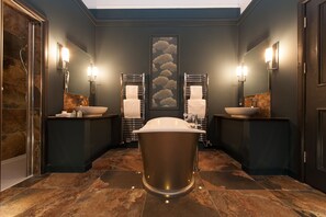 Suite Nobre | Casa de banho | Produtos de higiene exclusivos, um secador de cabelo 