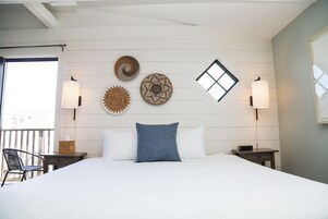 Quarto luxo, 1 cama King, sacada | Roupas de cama antialérgicas, ferros/tábuas de passar roupa