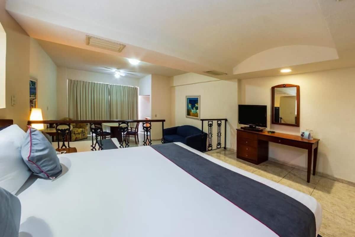 Suite-Estúdio Premium, Vista para a cidade | Secretária, ferro/tábua de engomar, Wi-fi grátis