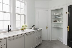 Suite Júnior, 1 cama queen-size e sofá-cama | Kitchenette privada | Uma cafeteira/bule, uma chaleira elétrica 