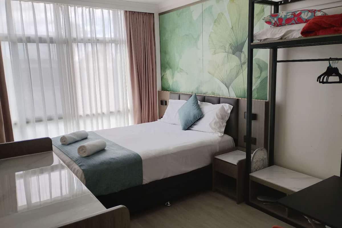 Quarto, 1 cama queen-size (No pets) | Ferro/tábua de engomar, Wi-fi grátis, roupa de cama fornecida 
