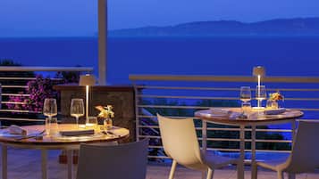 Pequenos-almoços servidos, cozinha italiana, com vista para o oceano