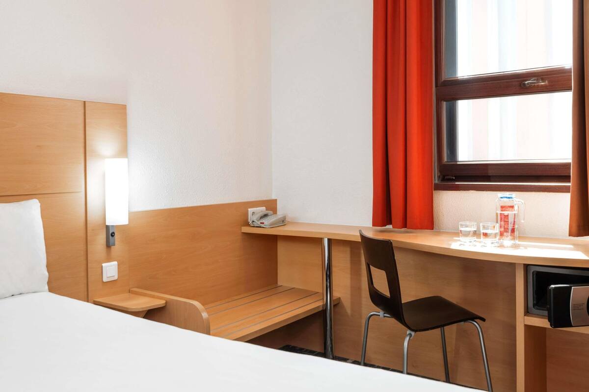 Quarto Standard, 1 cama de casal | Roupa de alta qualidade, edredões de penas, cofre no quarto, secretária
