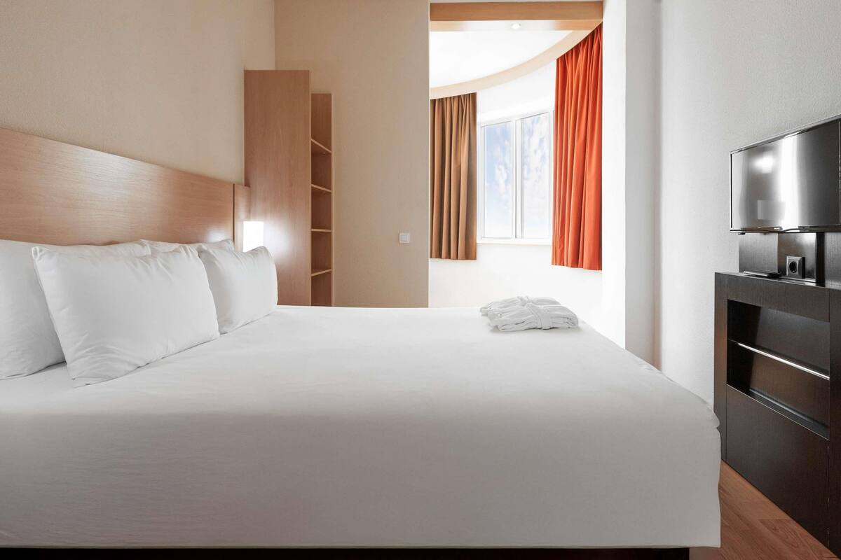 Quarto de Luxo, várias camas, Vista para a cidade | Roupa de alta qualidade, edredões de penas, cofre no quarto, secretária