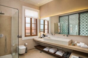 Suite Presidencial, 1 cama king-size, terraço, vista para o mar | Casa de banho | Artigos de higiene pessoal grátis, um secador de cabelo, roupões 