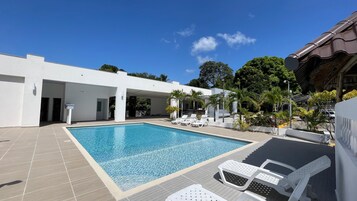 Piscina externa, funciona das 7h às 22h, espreguiçadeiras