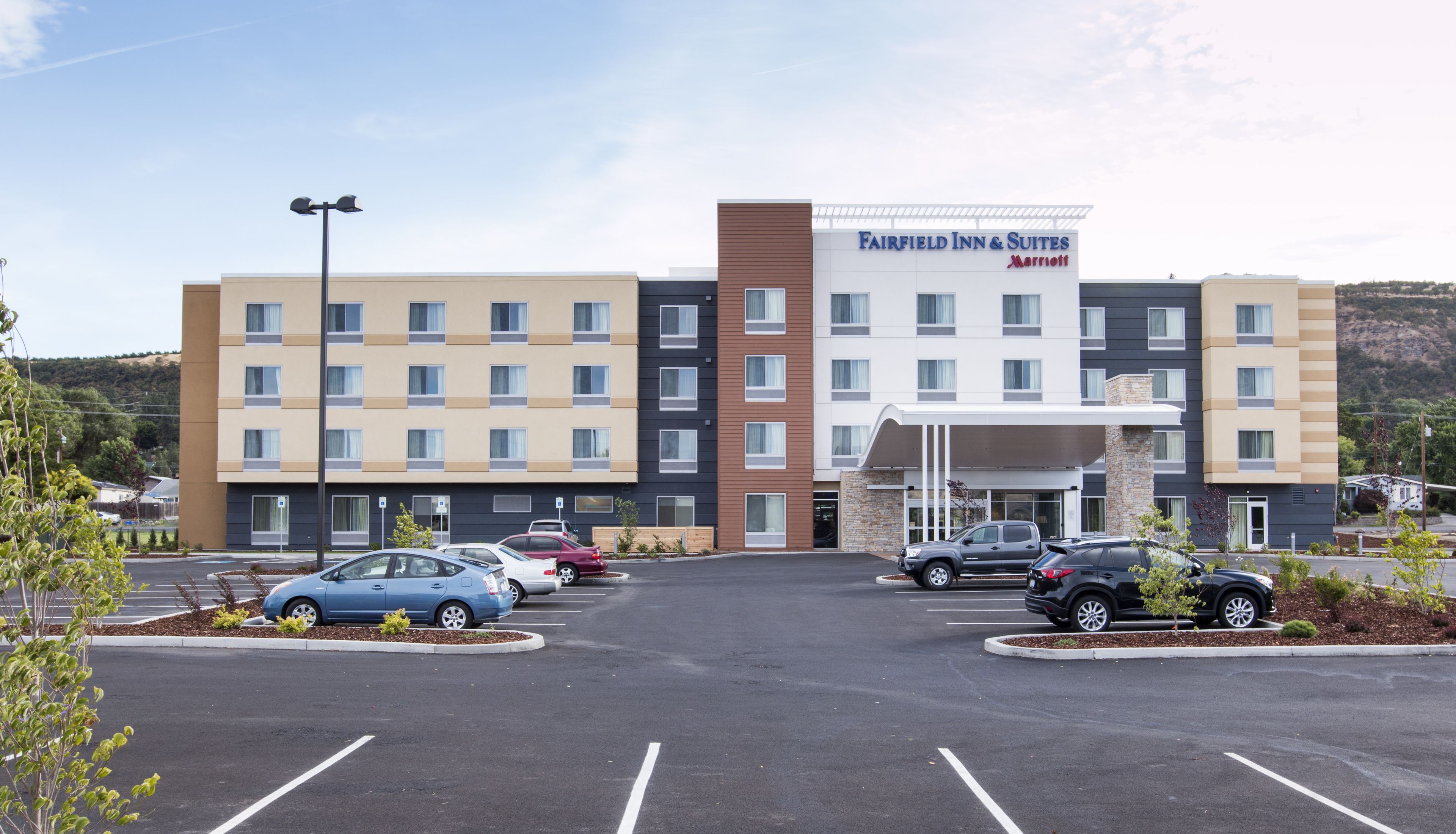 Um hotel com vários andares, com uma placa indicando 'Fairfield Inn & Suites Marriott'.
