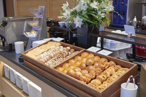 Pequeno-almoço tipo buffet diário mediante uma taxa 