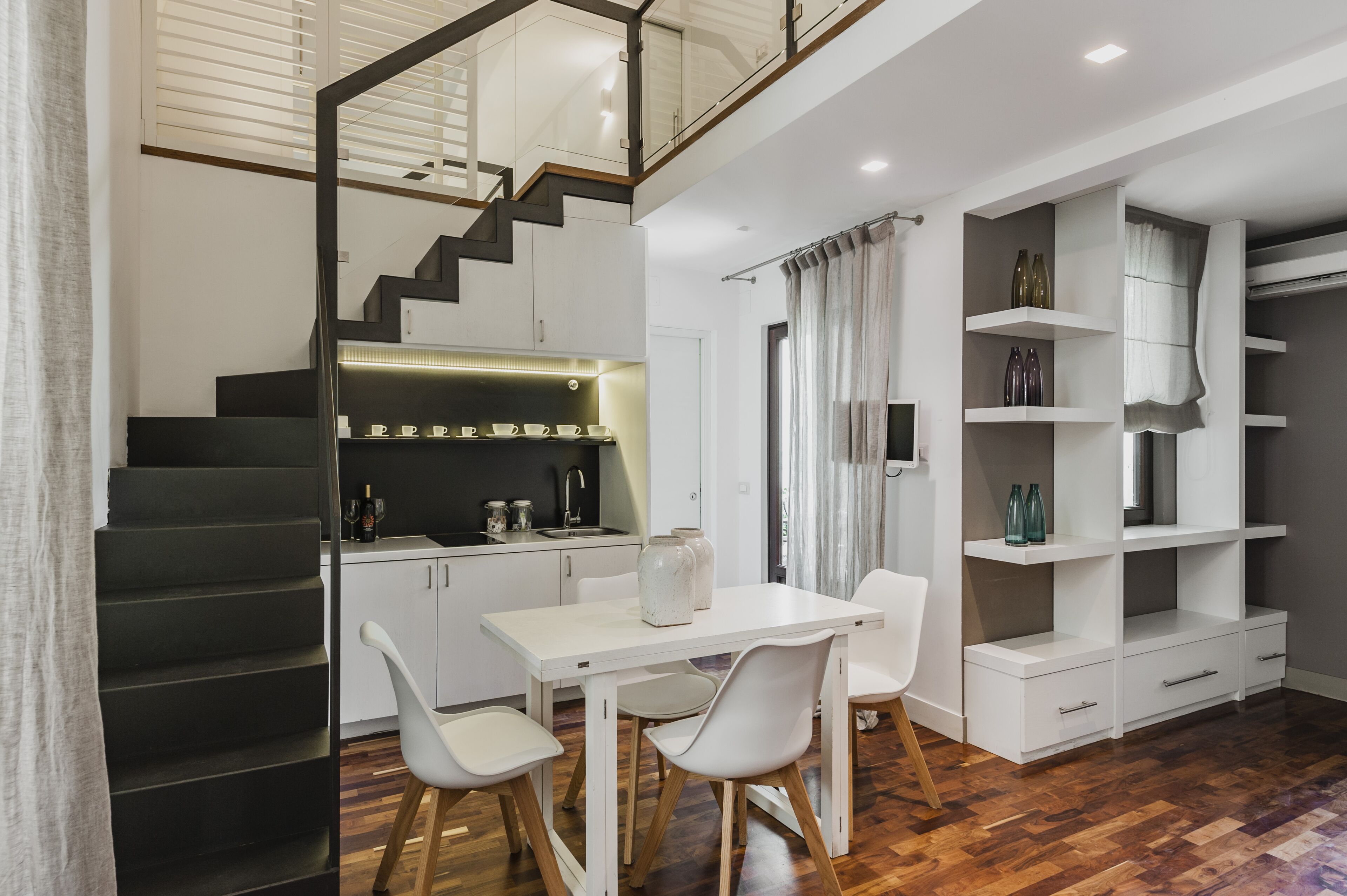 Apartamento conforto, terraço | Área de estar | TV de tela plana 32 polegadas com canais digitais, TV LED