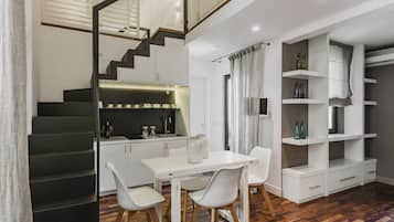 Apartamento conforto, terraço | Área de estar | TV de tela plana 32 polegadas com canais digitais, TV LED