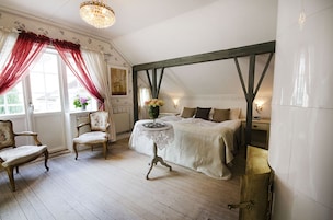 Quarto Duplo Deluxe | Roupa de alta qualidade, com decoração personalizada