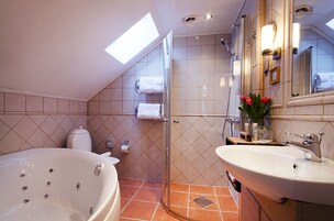 Quarto Duplo Deluxe | Casa de banho | Artigos de higiene pessoal grátis, um secador de cabelo 