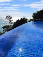 Piscina exterior, espreguiçadeiras 