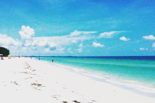 Perto da praia, praia de areia branca, guarda-sóis de praia
