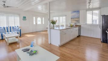 Apartamento Deluxe, 2 quartos, acesso à piscina, junto à praia | Cozinha privada | Um frigorífico/congelador grande, um micro-ondas, um forno
