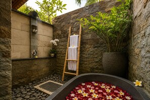 Vila luxo, 1 quarto, piscina particular | Banheiro | Banheira e chuveiro separados, produtos de toalete grátis