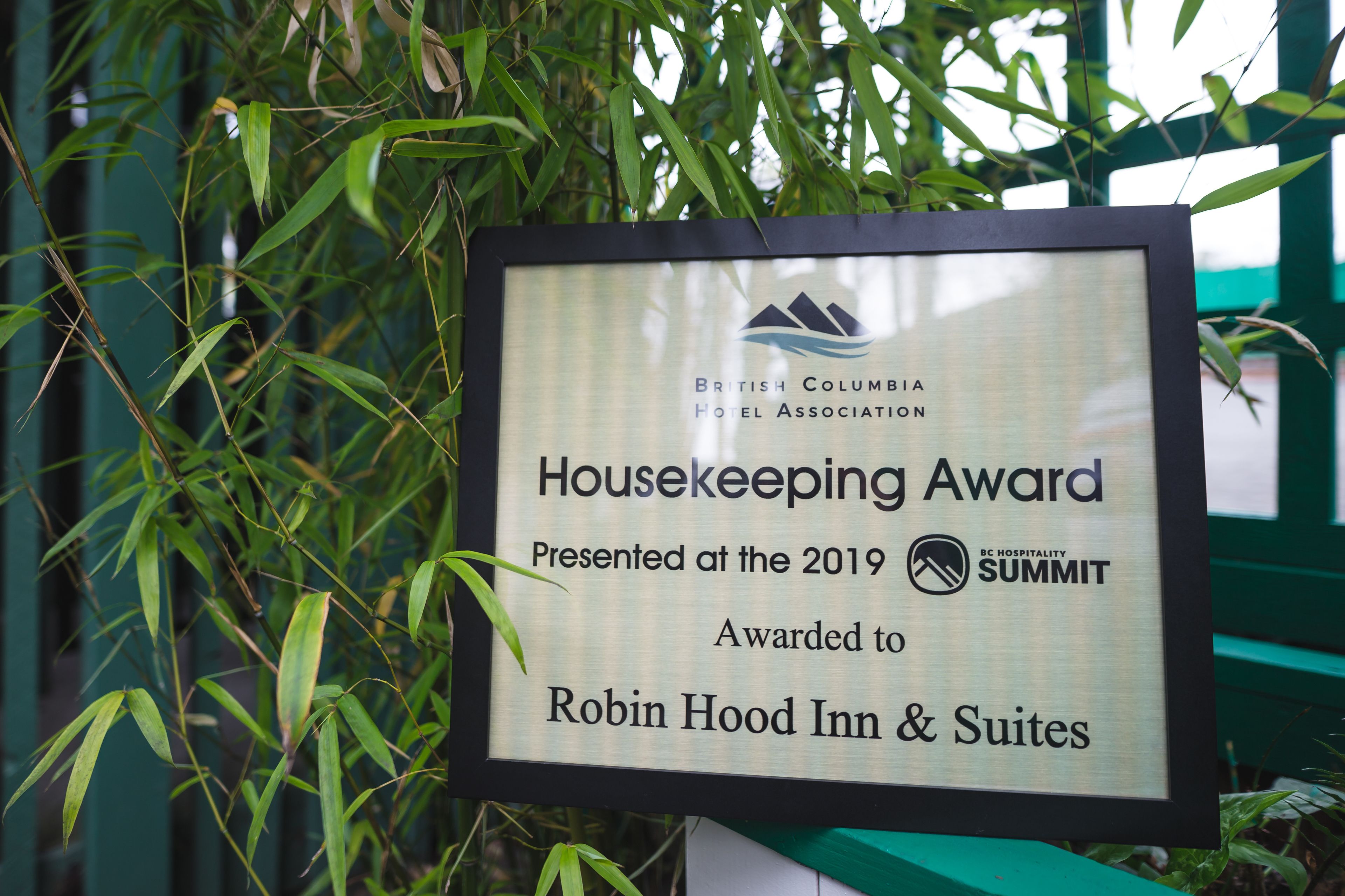 Placa de premiação emoldurada para o Prêmio de Limpeza do British Columbia Hotel Association, apresentada no BC Hospitality Summit de 2019, concedida ao Robin Hood Inn & Suites.