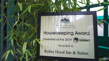Placa de premiação emoldurada para o Prêmio de Limpeza do British Columbia Hotel Association, apresentada no BC Hospitality Summit de 2019, concedida ao Robin Hood Inn & Suites.
