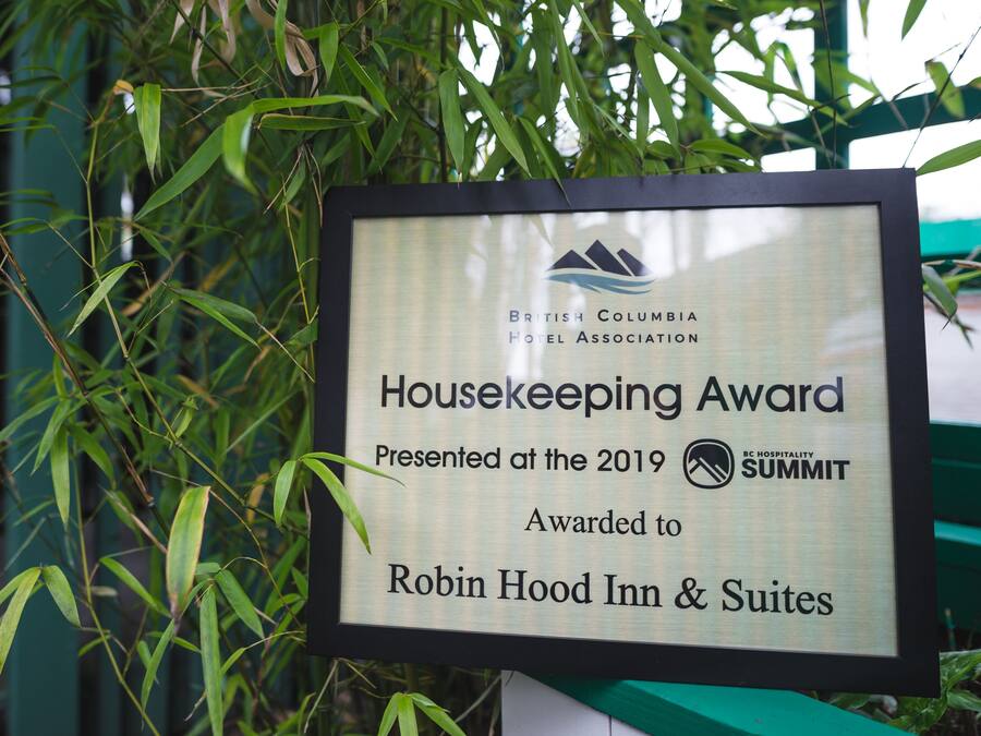 Placa de premiação emoldurada para o Prêmio de Limpeza do British Columbia Hotel Association, apresentada no BC Hospitality Summit de 2019, concedida ao Robin Hood Inn & Suites.