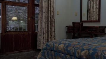 Quarto Superior | Cofre no quarto, roupa de cama fornecida