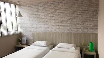 Quarto Twin Deluxe | Cofre no quarto, Wi-fi grátis, roupa de cama fornecida