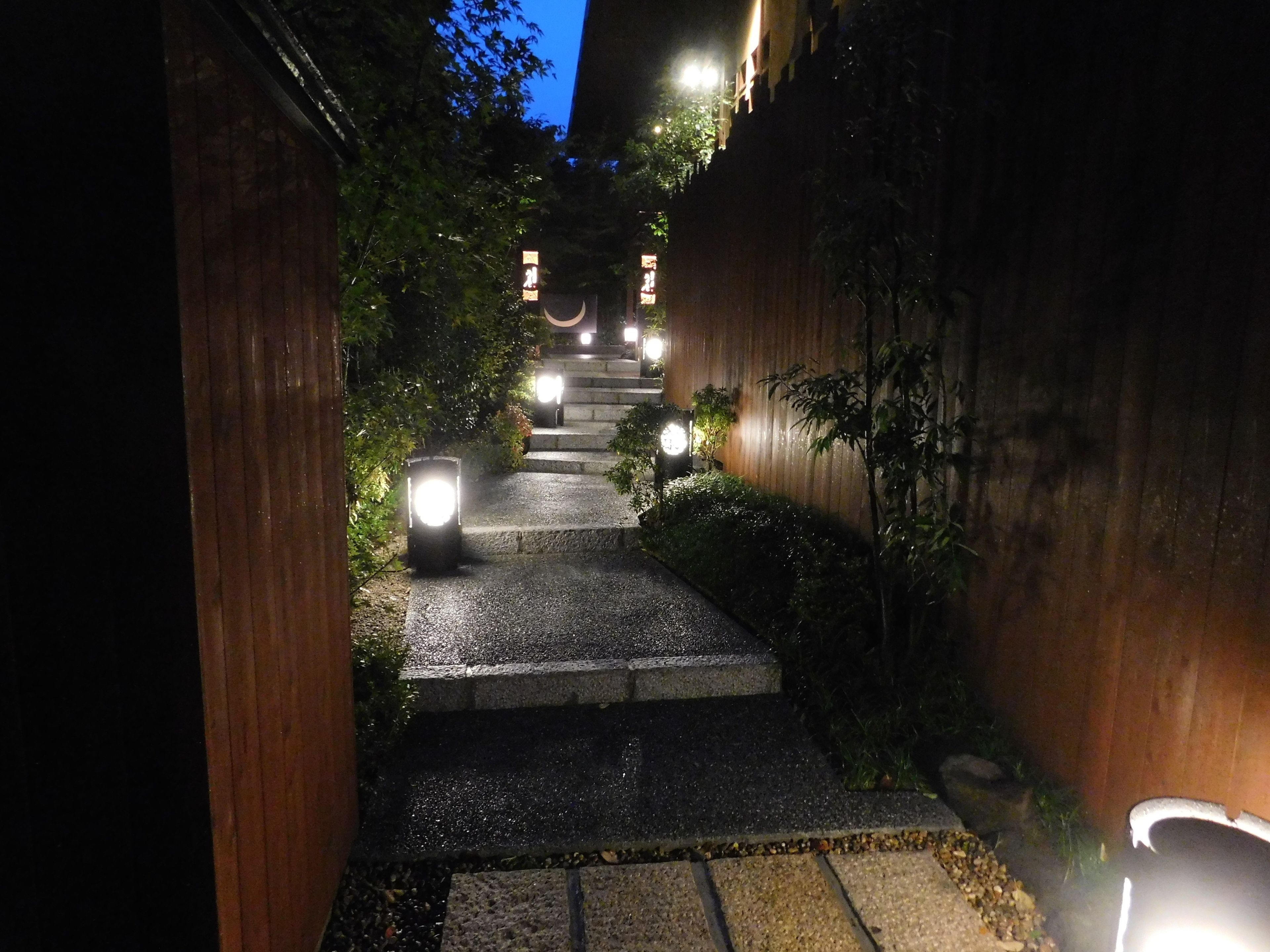 Fachada do alojamento (tarde/noite)