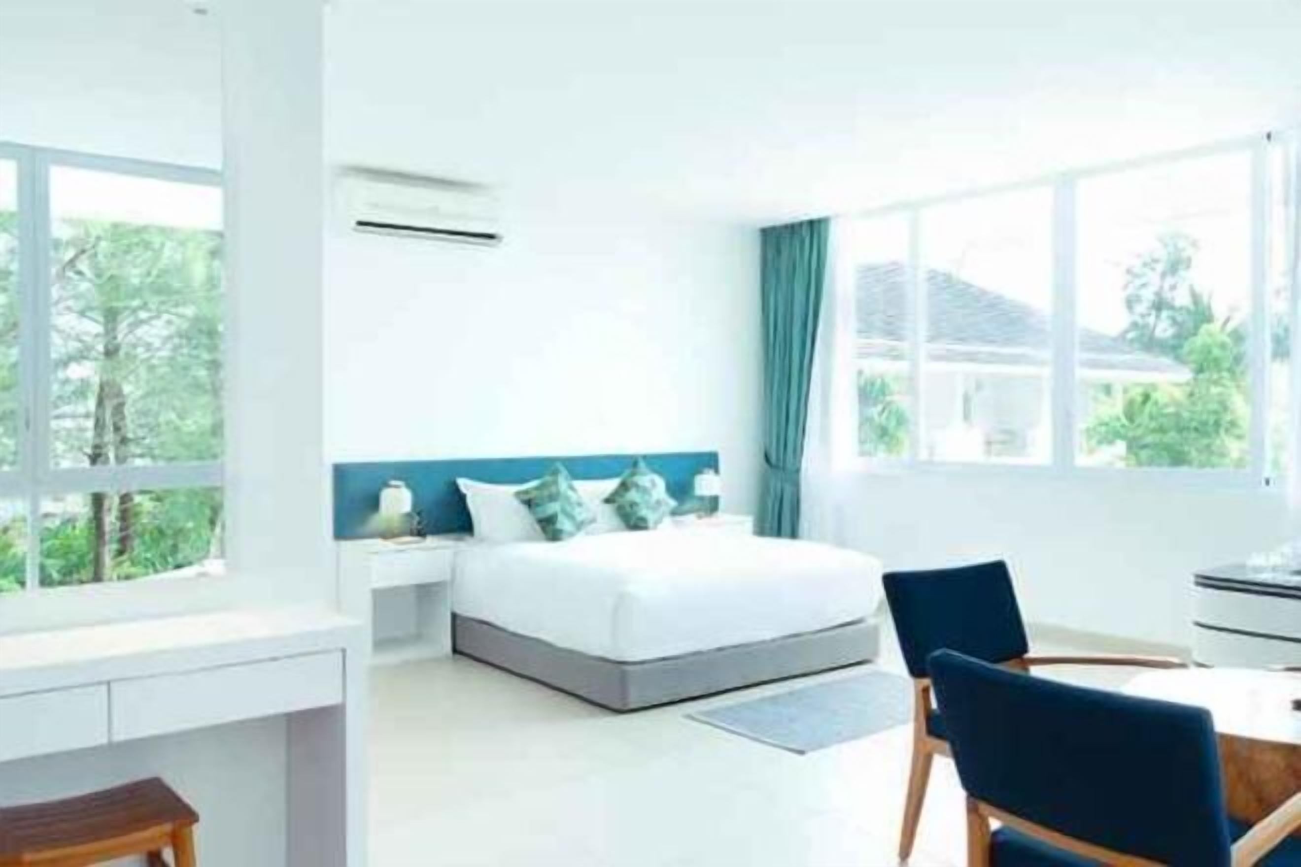Minibar, cofre no quarto, secretária, cortinas/cortinados opacos 