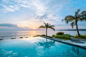 Piscina externa, funciona das 10h às 19h, barracas de cortesia