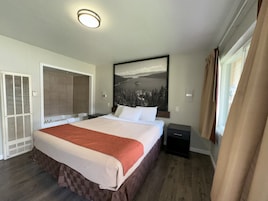 Deluxe King Spa Room, 1 King Bed, Jetted Tub, Non Smoking | Cortinas/cortinados opacos, ferro/tábua de engomar, Wi-fi grátis 