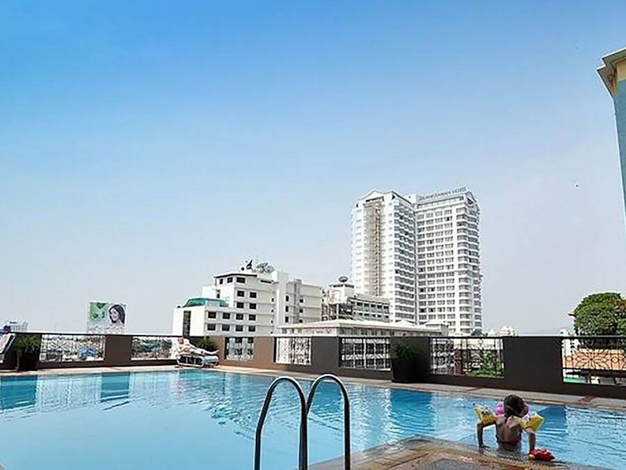 Piscina externa, funciona das 8h às 20h, espreguiçadeiras