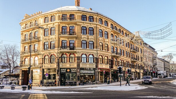 Um edifício histórico com vários andares, janelas amplas e varandas.