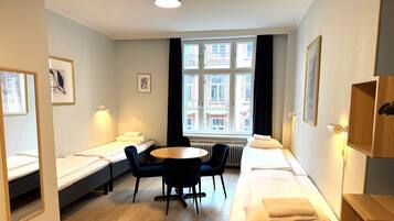 Quarto Quádruplo | Wi-fi grátis, roupa de cama fornecida, acesso para cadeira de rodas