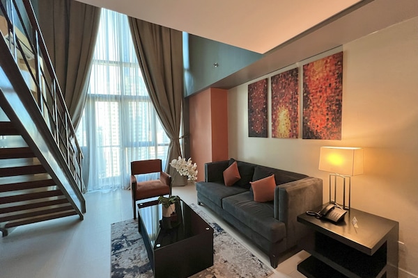 1 Bedroom Loft | Sala de estar | TV de ecrã plano