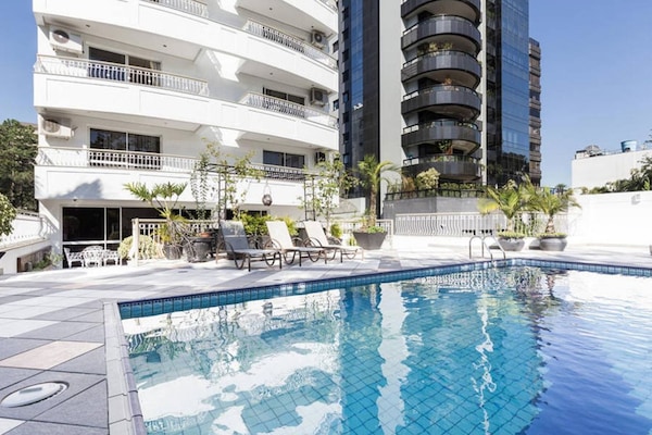 Piscina exterior, espreguiçadeiras