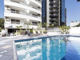 Piscina externa, espreguiçadeiras